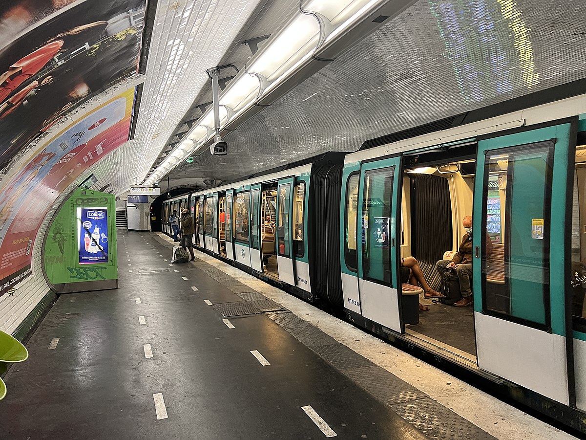 Paris : un adolescent de 16 ans entre la vie et la mort après avoir chuté du toit du métro de la ...